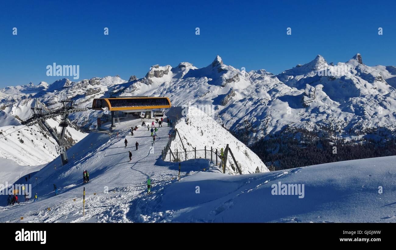 Bergstation der Seilbahn auf Mt Chlingenstock. Skigebiet Stoos ...