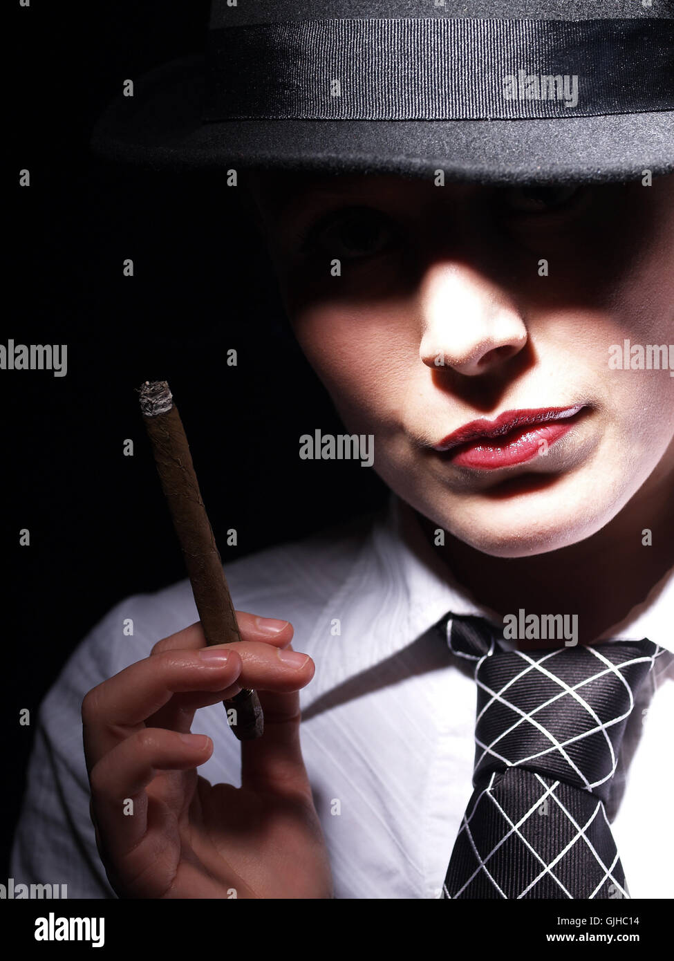 Frau mit zigarre foto -Fotos und -Bildmaterial in hoher Auflösung – Alamy