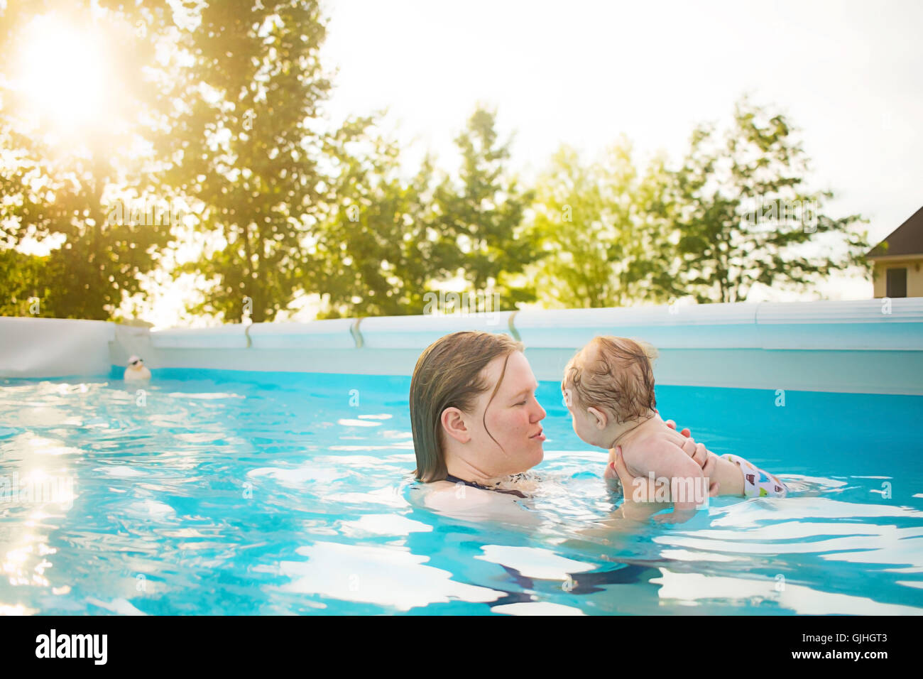 Frau im pool seitenansicht Stockfotos und -bilder Kaufen - Alamy