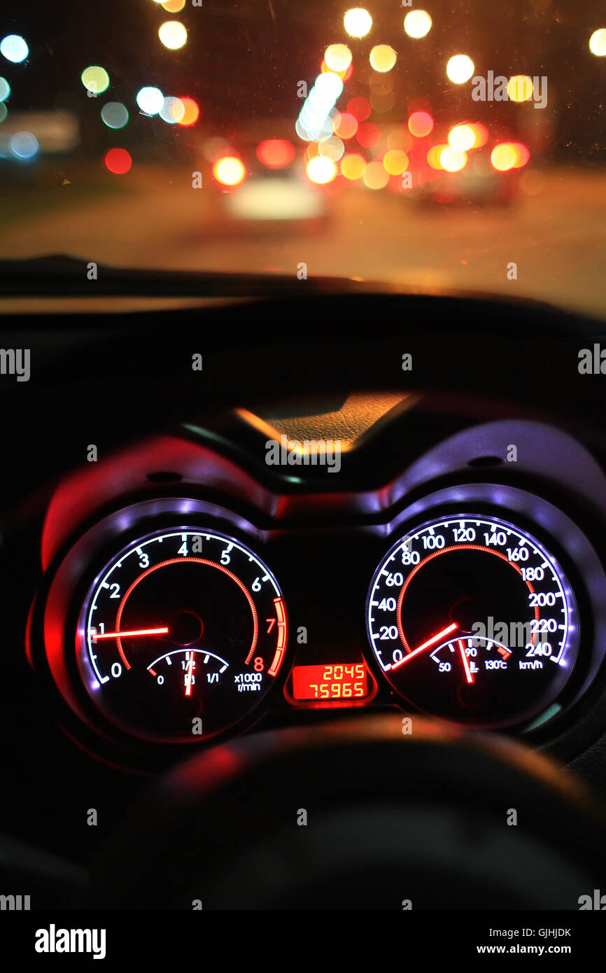 Tacho im auto -Fotos und -Bildmaterial in hoher Auflösung – Alamy