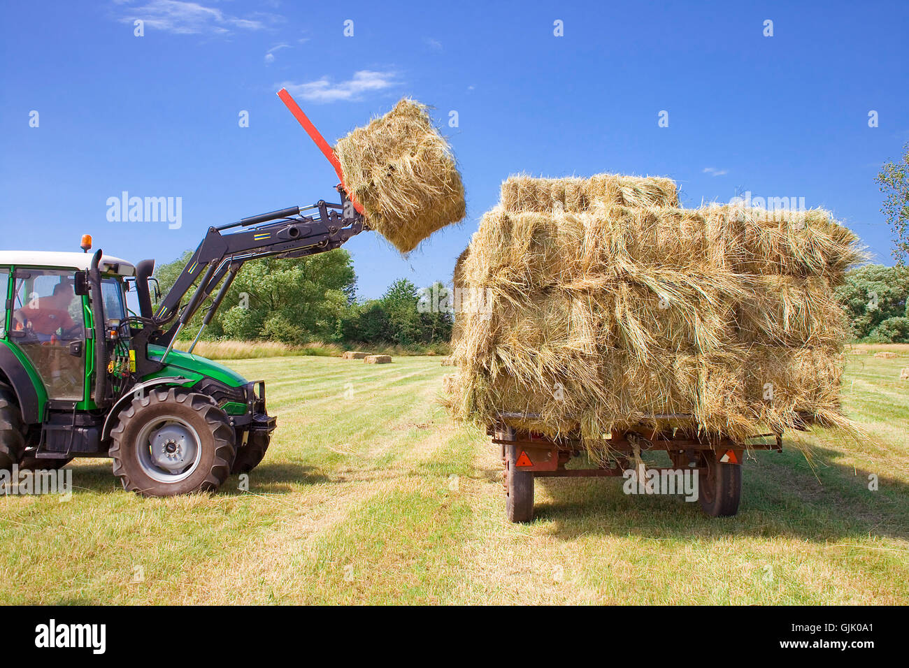 Traktor und heu -Fotos und -Bildmaterial in hoher Auflösung – Alamy