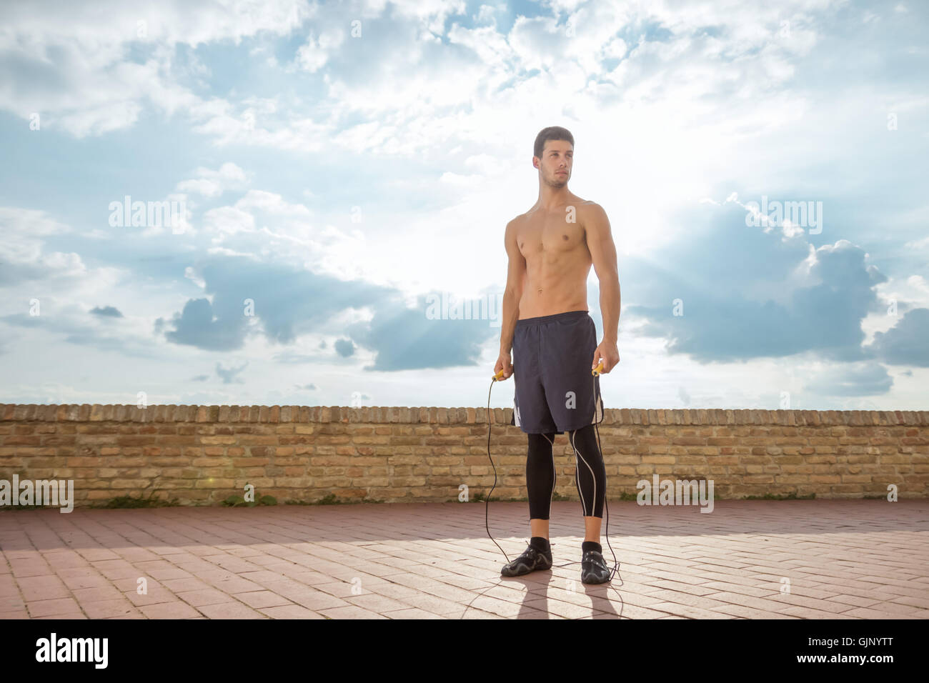 Nackter Oberkörper Fit Fitness Model Posiert Himmel Sonne Im Freien