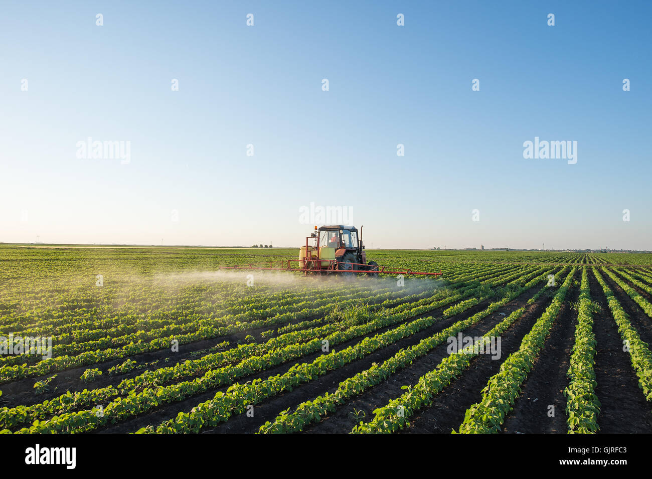 Traktor spritzen -Fotos und -Bildmaterial in hoher Auflösung – Alamy