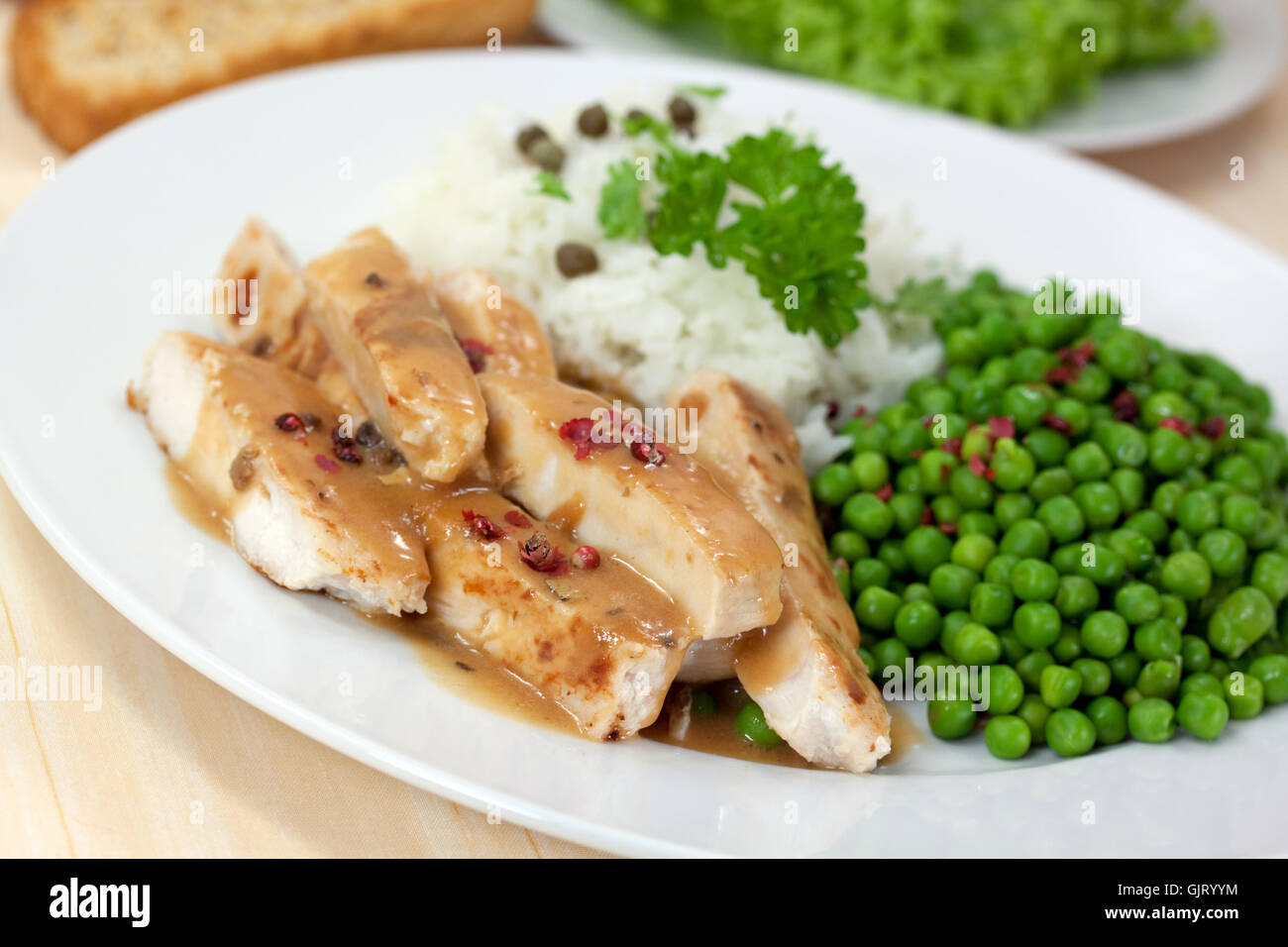 Schnitzel und erbsen -Fotos und -Bildmaterial in hoher Auflösung – Alamy