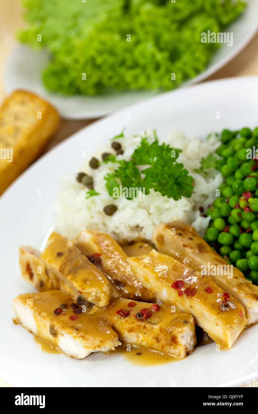 Schnitzel und erbsen -Fotos und -Bildmaterial in hoher Auflösung – Alamy