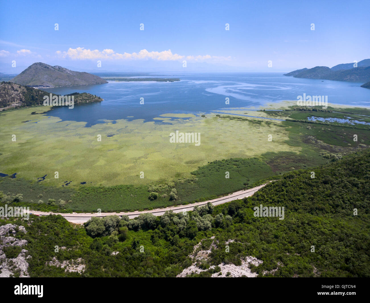 Montenegrinische Nationalpark Skutarisee (Skadarsko Jezero). Luftbild mit Bergen am Horizont ...