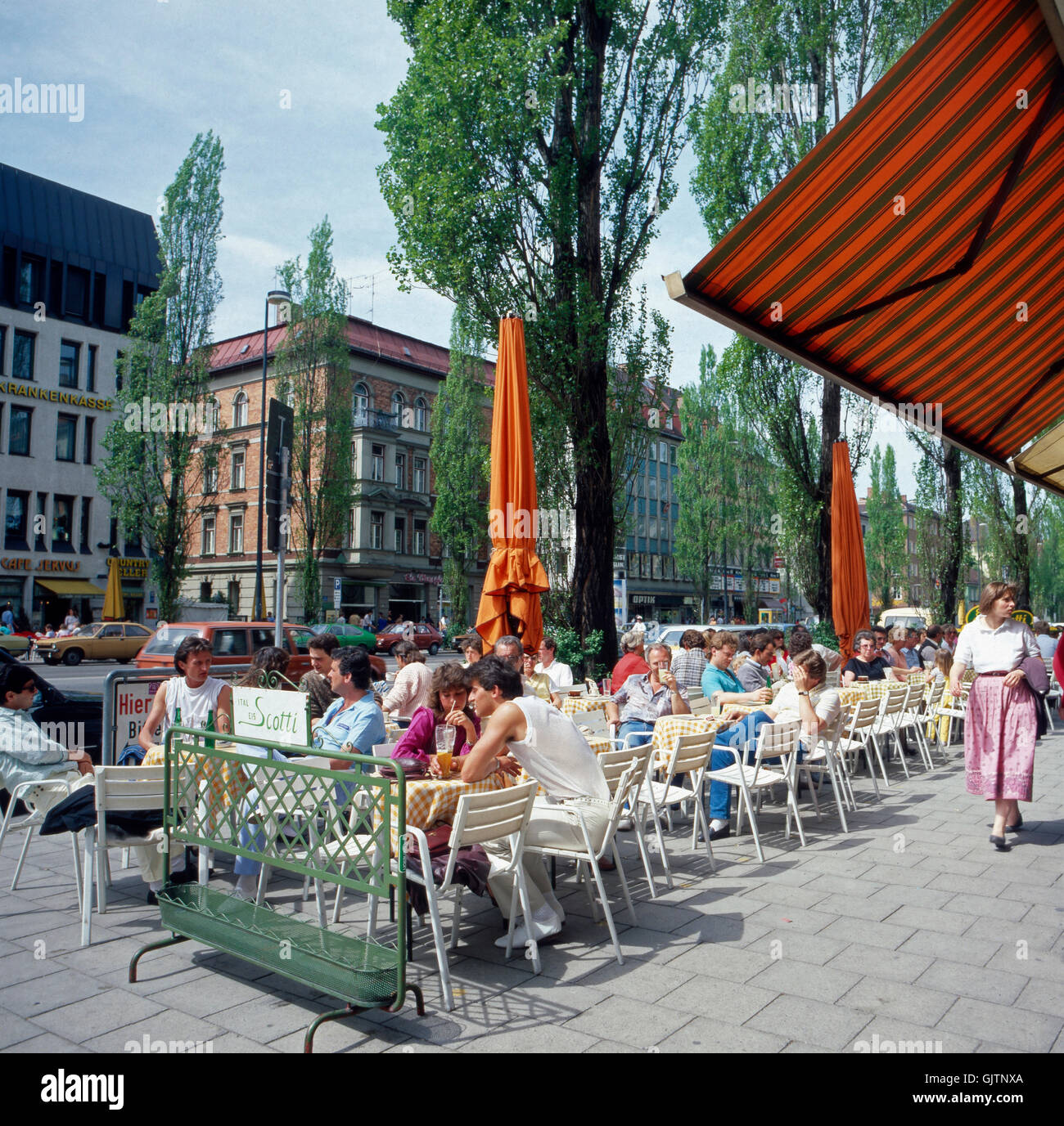 München, 1985. Strassencafe eine der Leopoldstraße Im Stadtteil ...