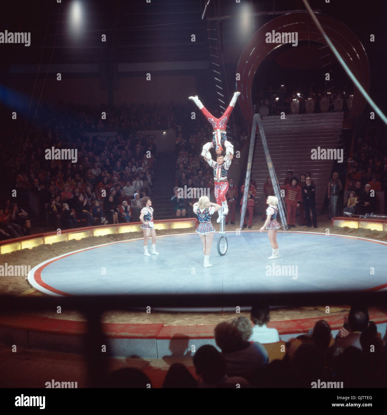 Zirkus Krone in München, 1981. Artisten in der Manege. Leistung im ...