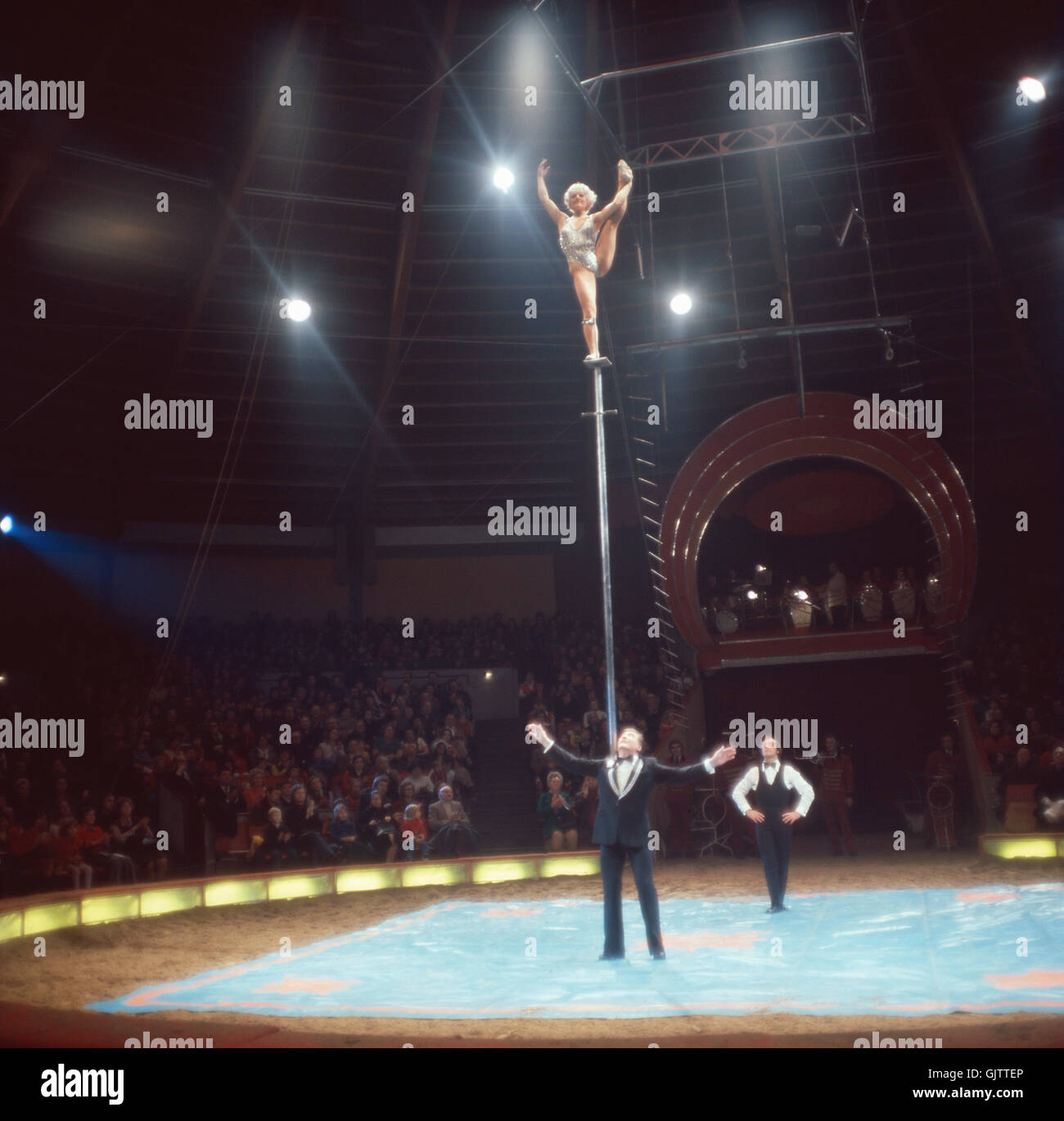 Zirkus Krone in München, 1981. Artisten in der Manege. Leistung im ...