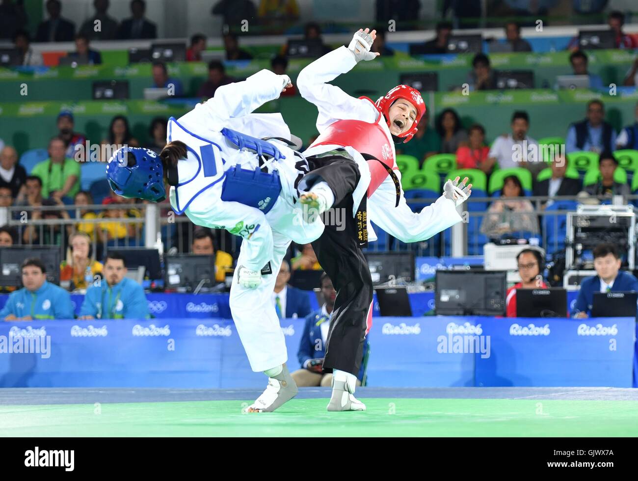 Mayu Hamada (JPN, blau) und Hedaya Wahba (EGY). Taekwondo. Carioca-3 ...