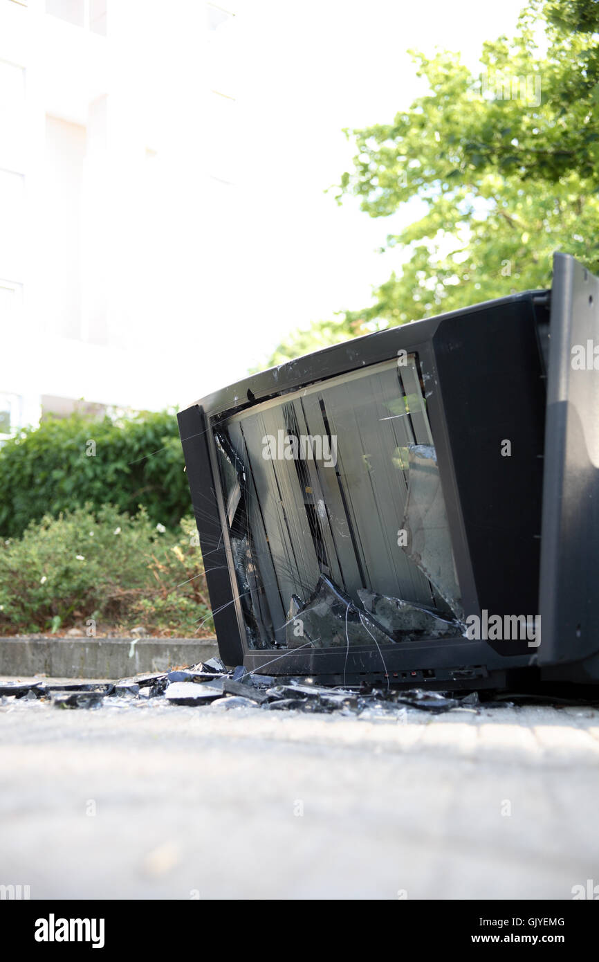 Alter kaputter fernseher -Fotos und -Bildmaterial in hoher Auflösung ...