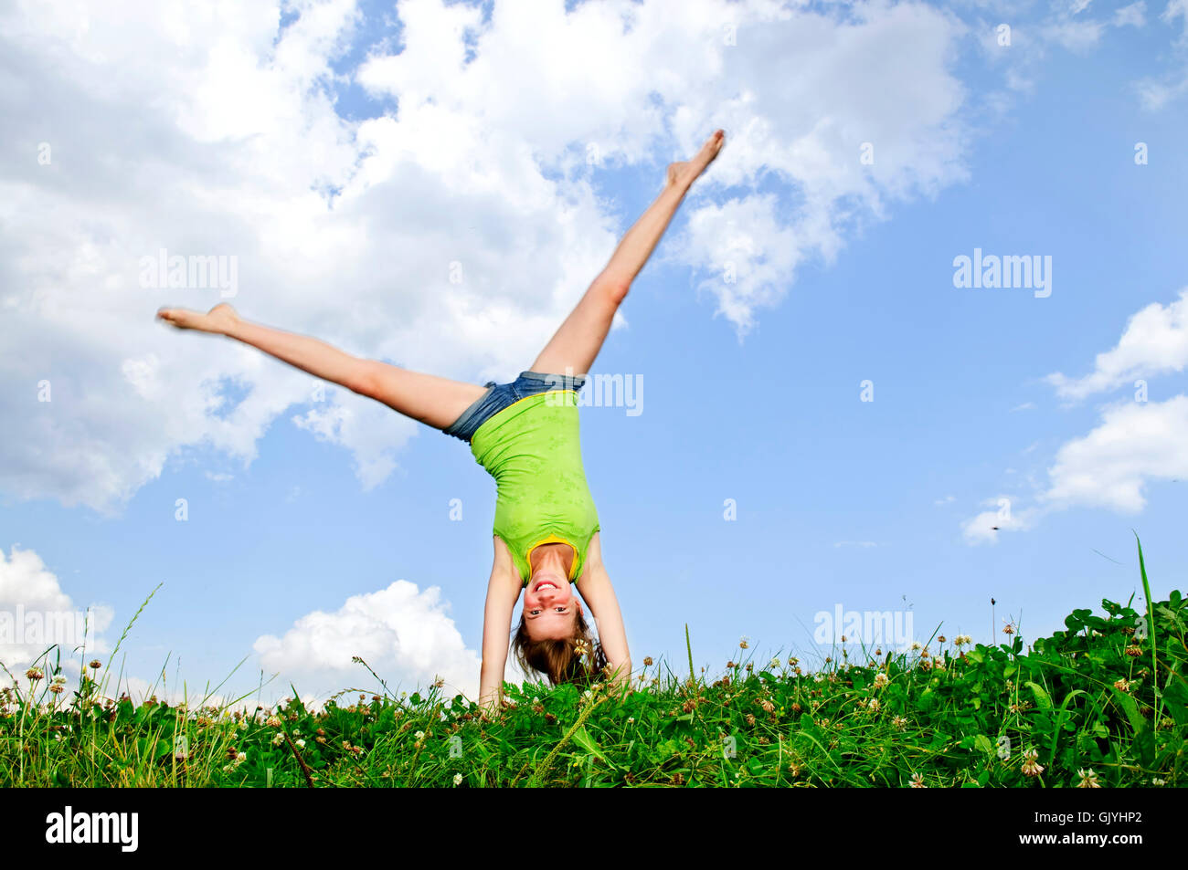 Turnen barfuss mädchen -Fotos und -Bildmaterial in hoher Auflösung – Alamy