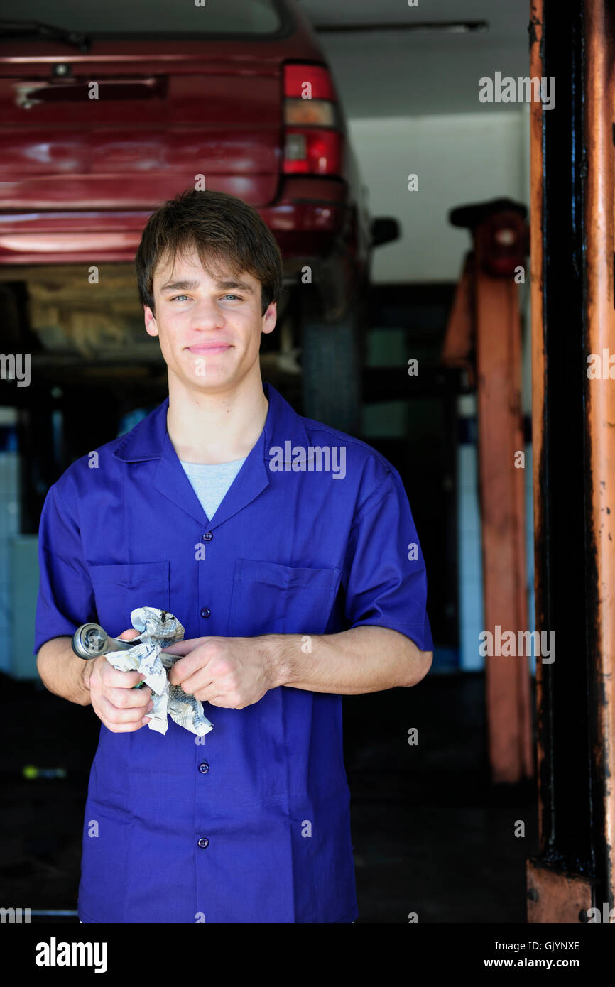 Car mechanician -Fotos und -Bildmaterial in hoher Auflösung – Alamy