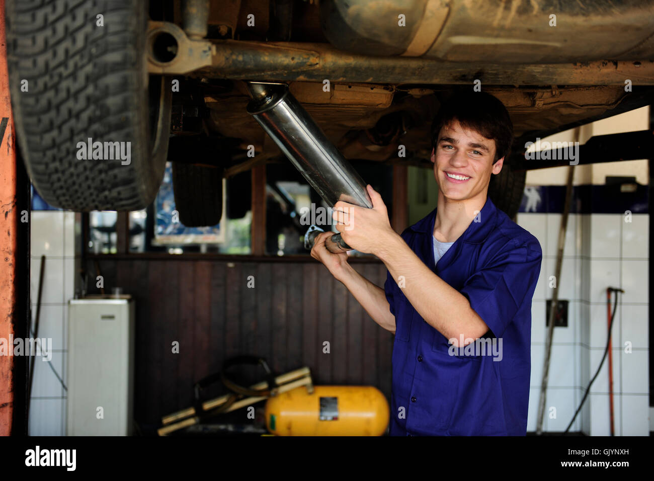 Kfz mechanikerin -Fotos und -Bildmaterial in hoher Auflösung – Alamy