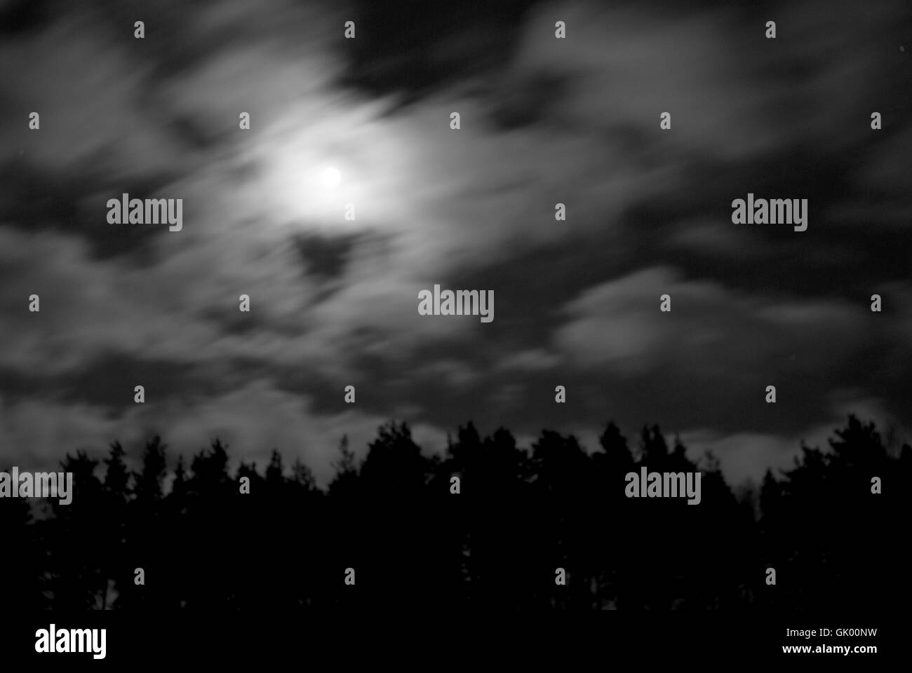 Wolke mit mond -Fotos und -Bildmaterial in hoher Auflösung – Alamy