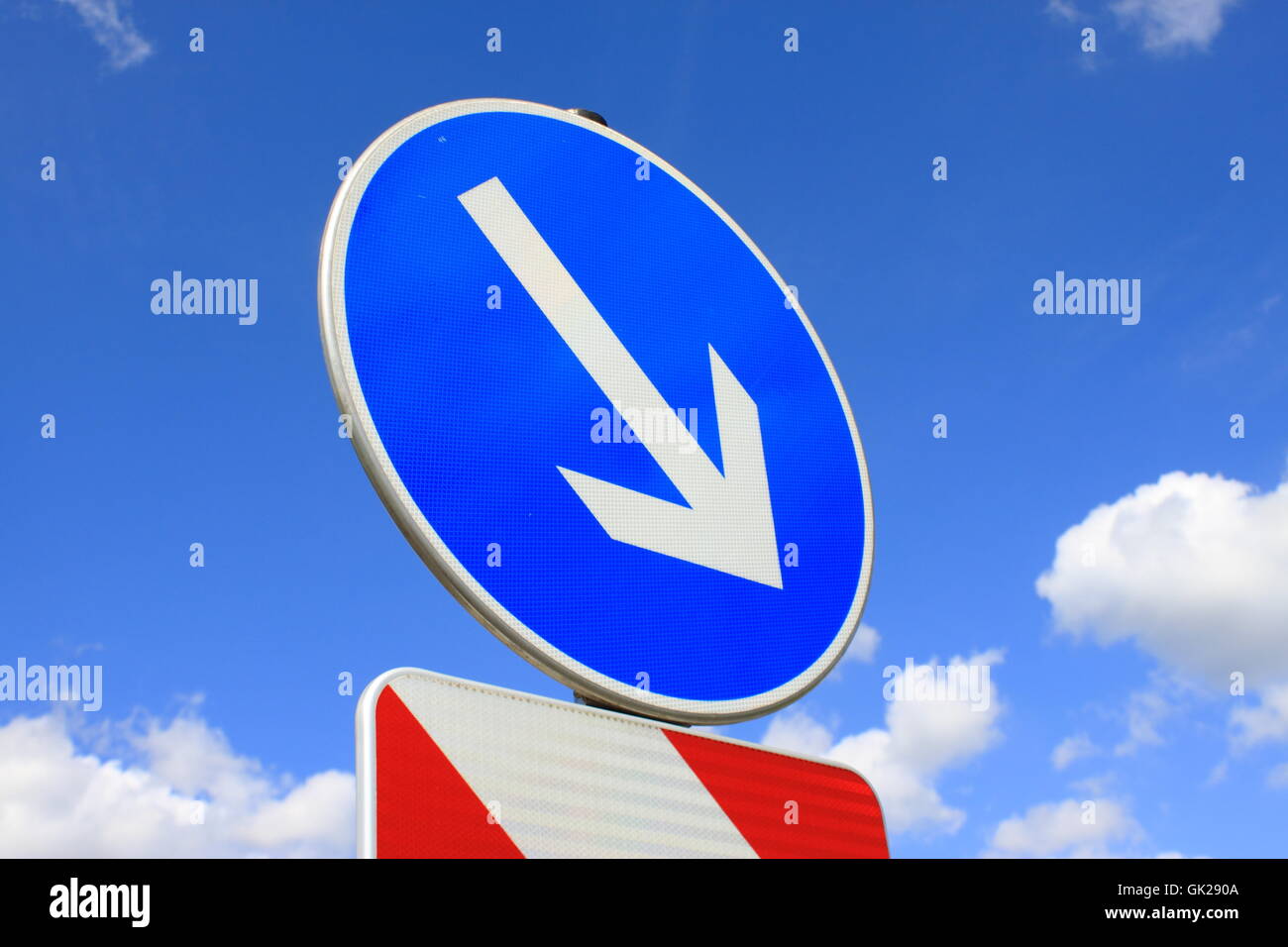 Wegweiser fahren -Fotos und -Bildmaterial in hoher Auflösung – Alamy