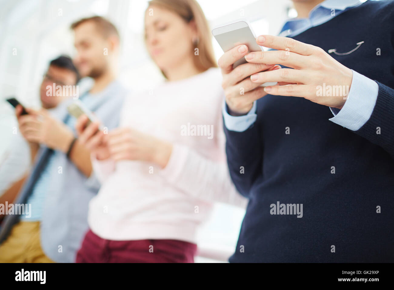 Menschen mit handys -Fotos und -Bildmaterial in hoher Auflösung – Alamy