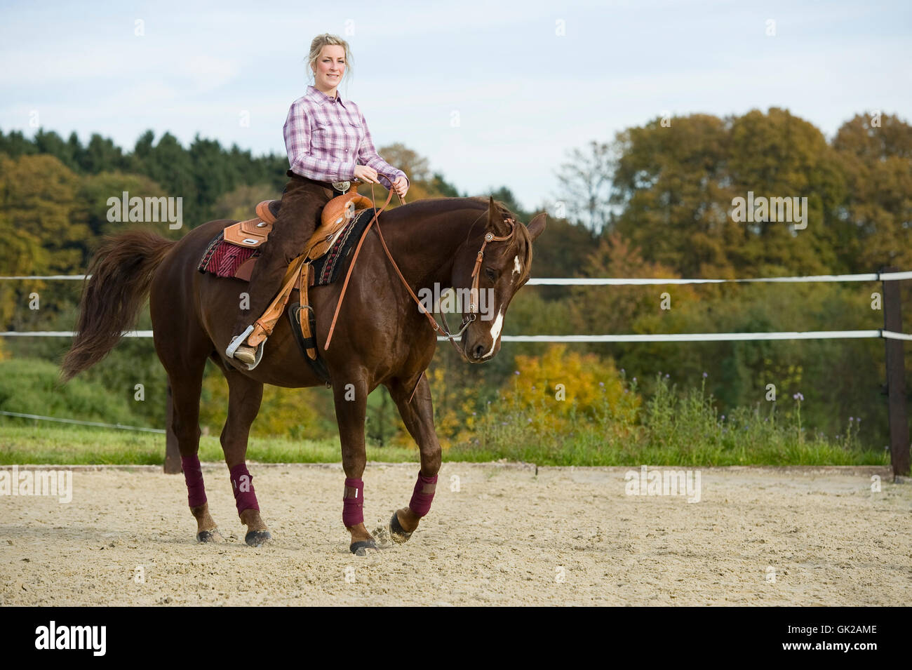 Frau reiten galopp westlichen -Fotos und -Bildmaterial in hoher ...