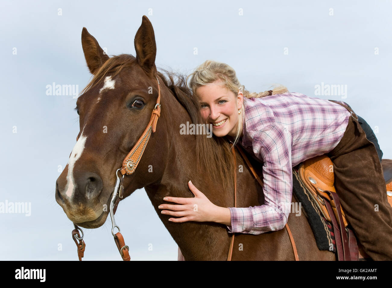 Frau reiten galopp westlichen -Fotos und -Bildmaterial in hoher ...