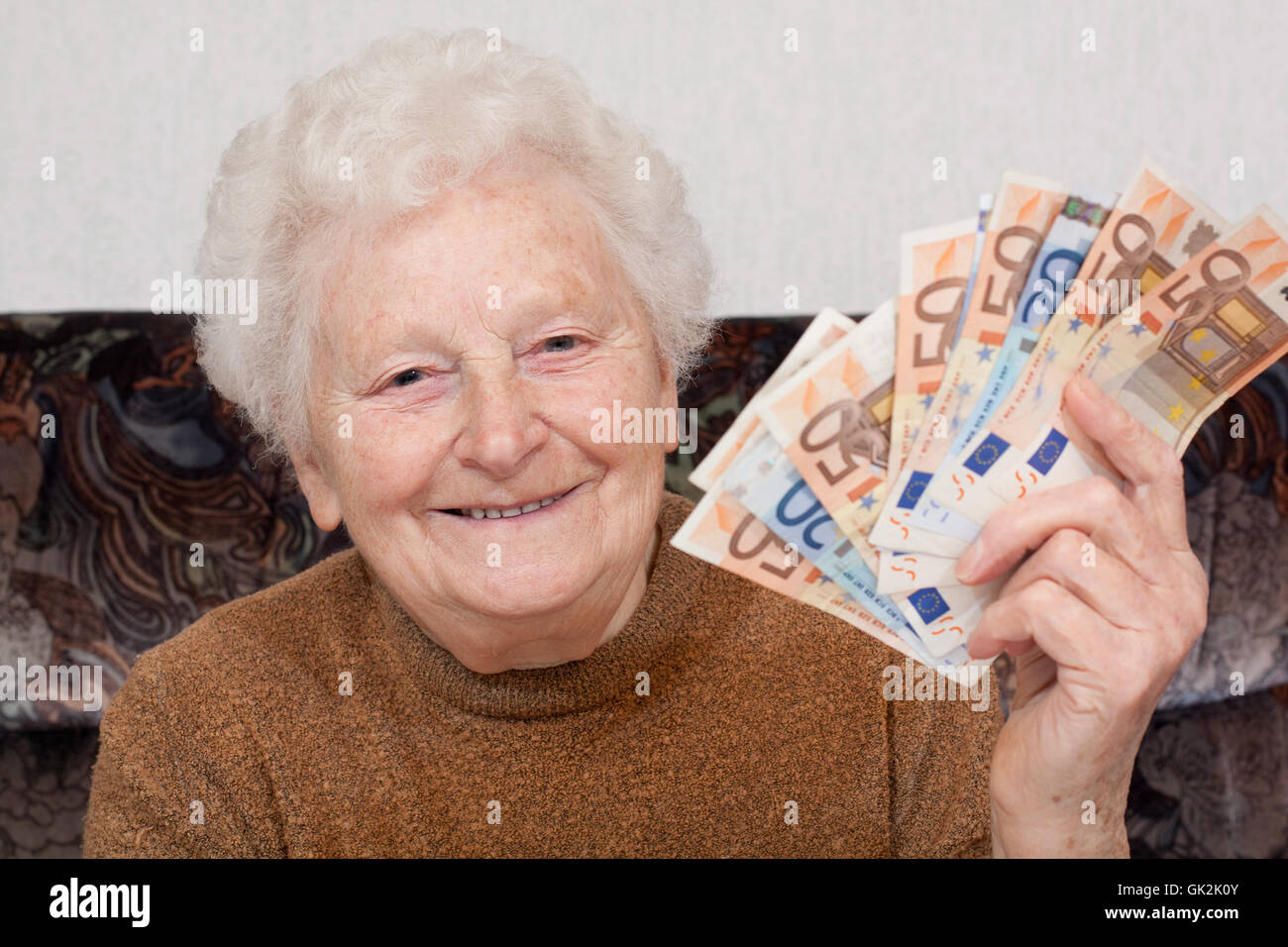 Oma mit Euro wags Stockfotografie - Alamy