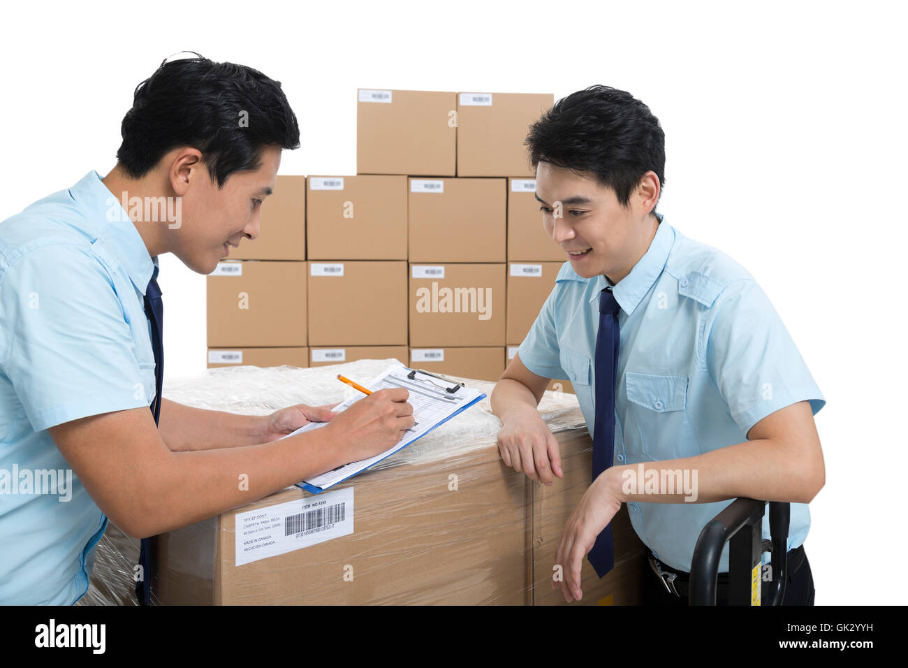 Logistics warehouse staff inspect goods -Fotos und -Bildmaterial in ...
