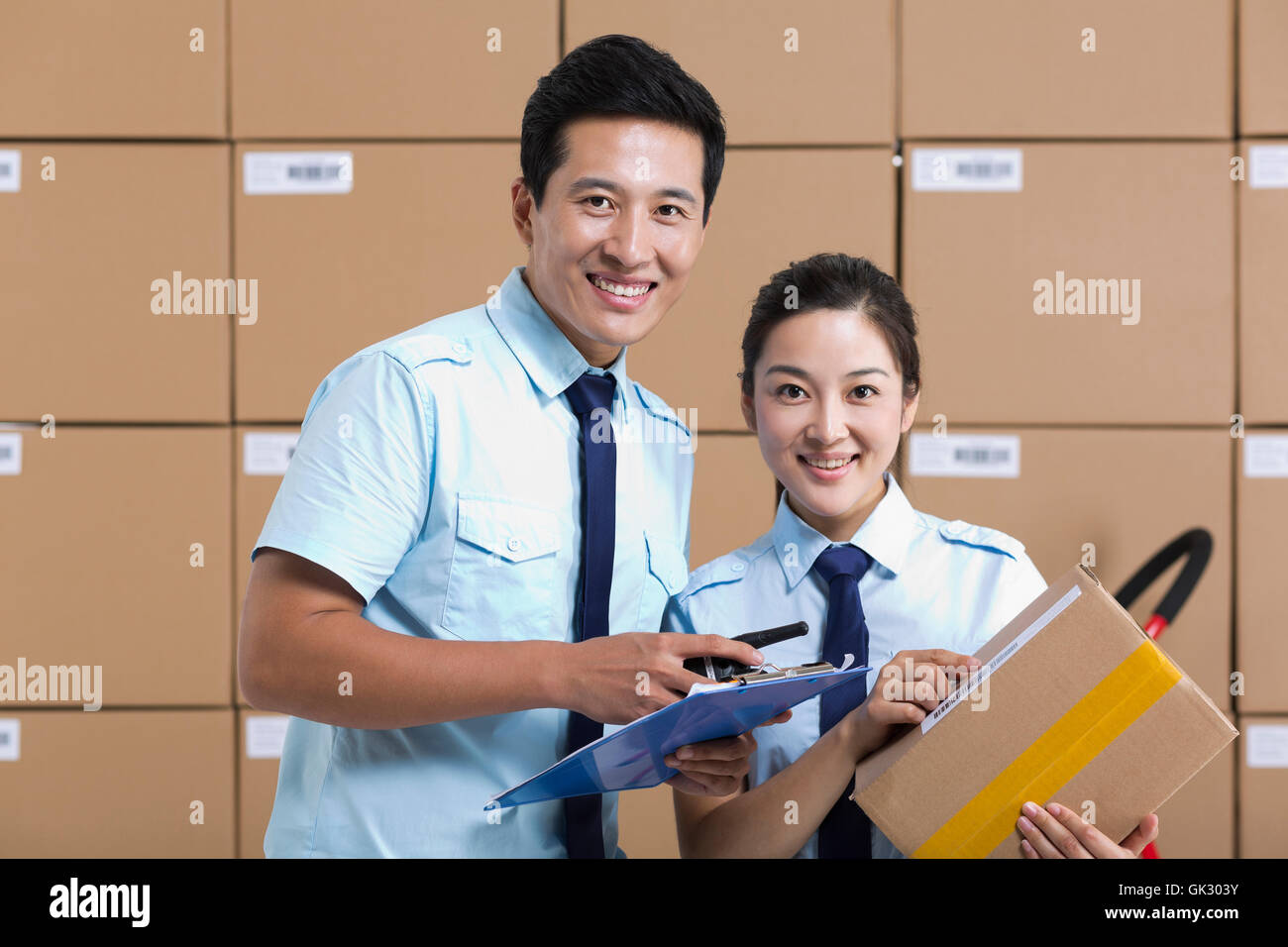 Logistics warehouse staff inspect goods -Fotos und -Bildmaterial in ...