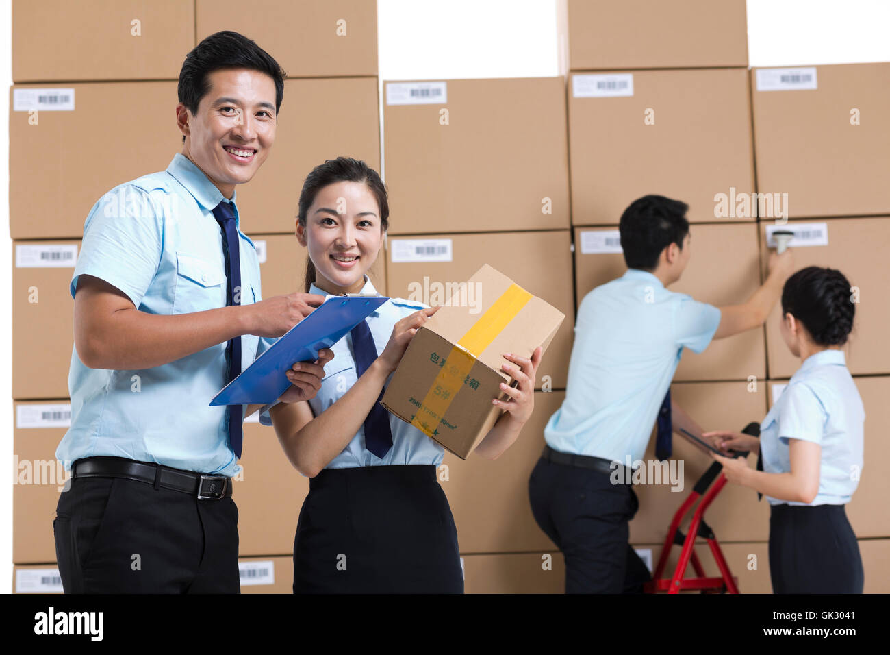 Logistics warehouse staff inspect goods -Fotos und -Bildmaterial in ...