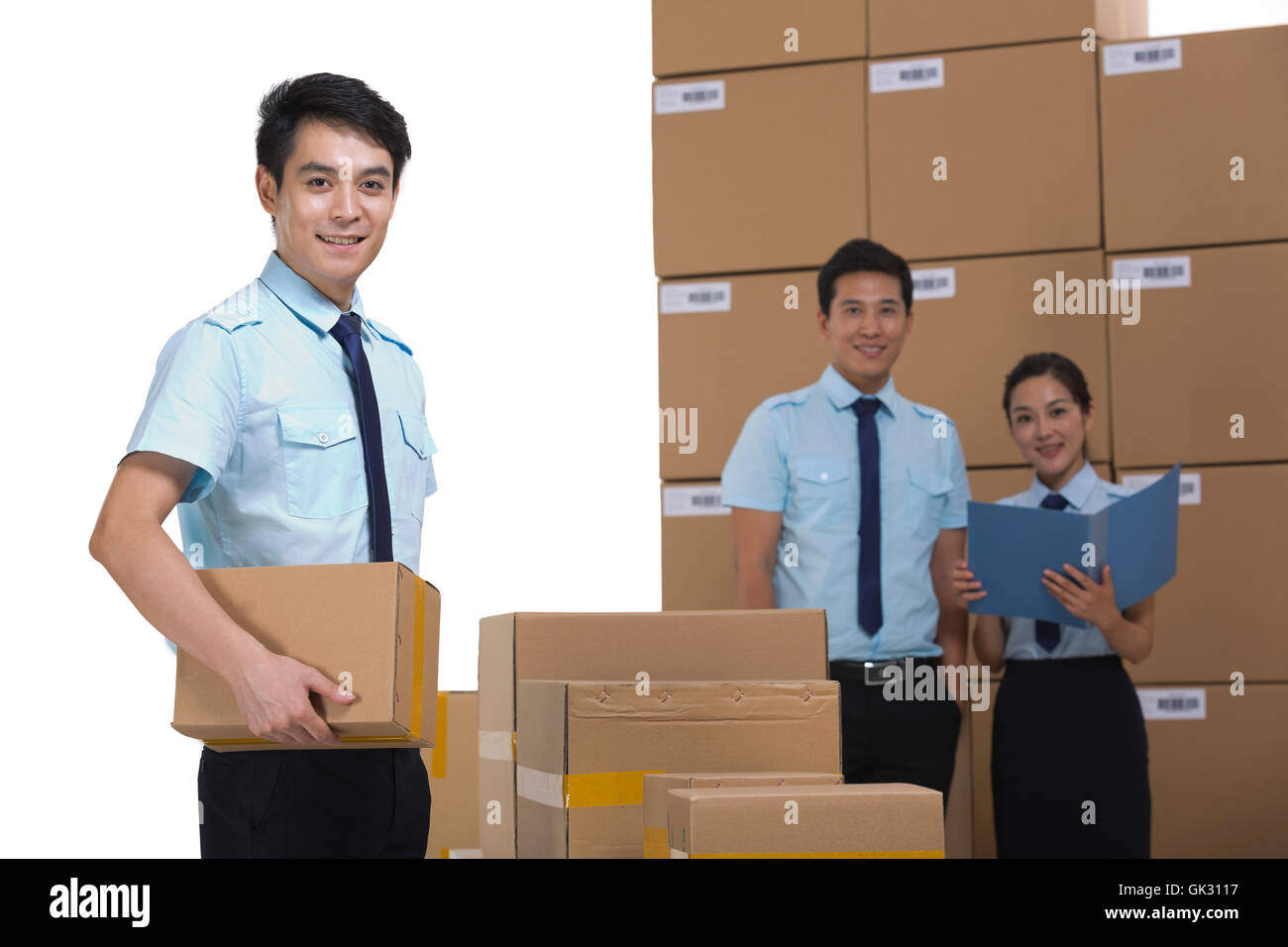 Logistics warehouse staff inspect goods -Fotos und -Bildmaterial in ...