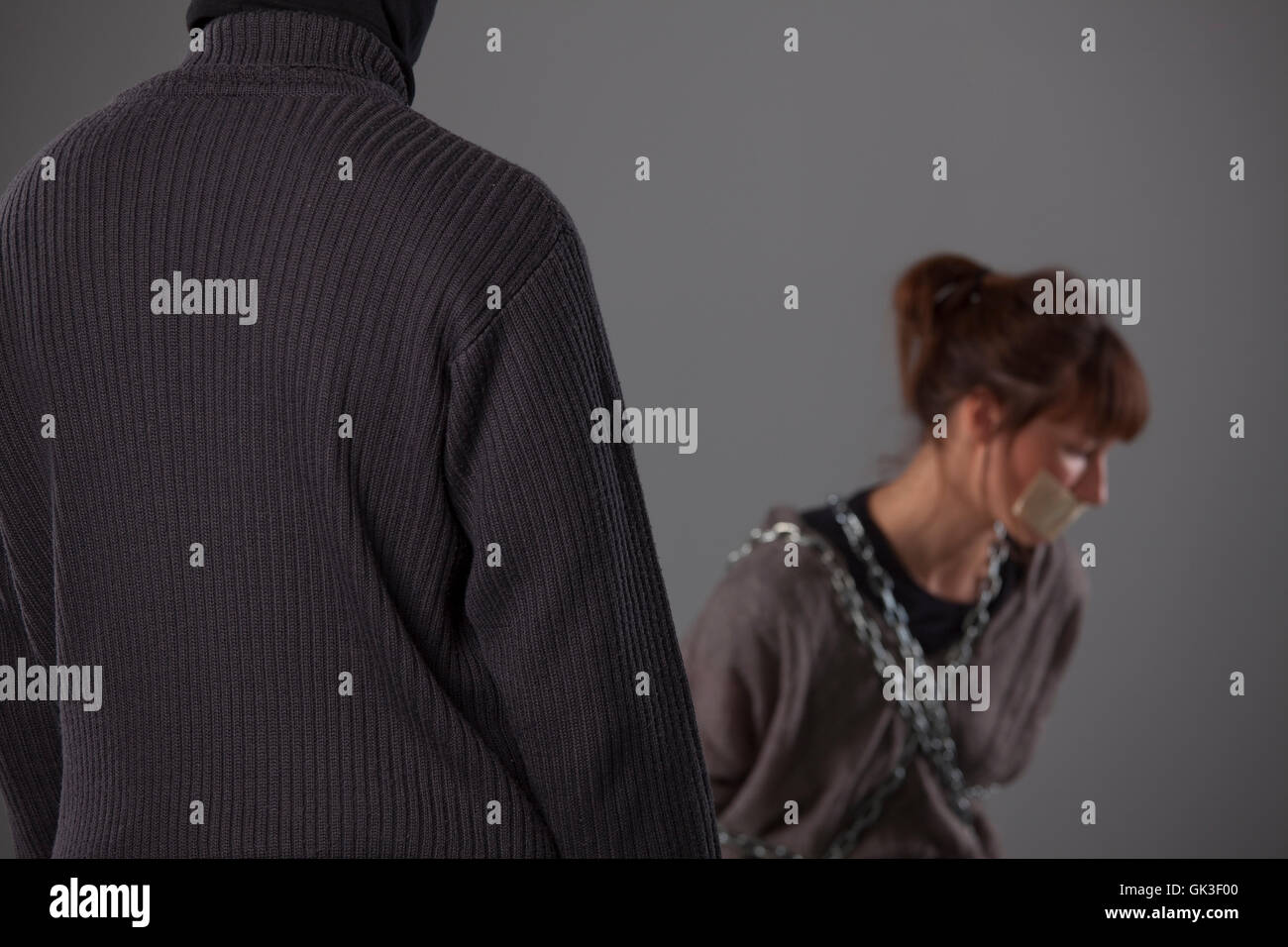 Gebundene frau -Fotos und -Bildmaterial in hoher Auflösung – Alamy