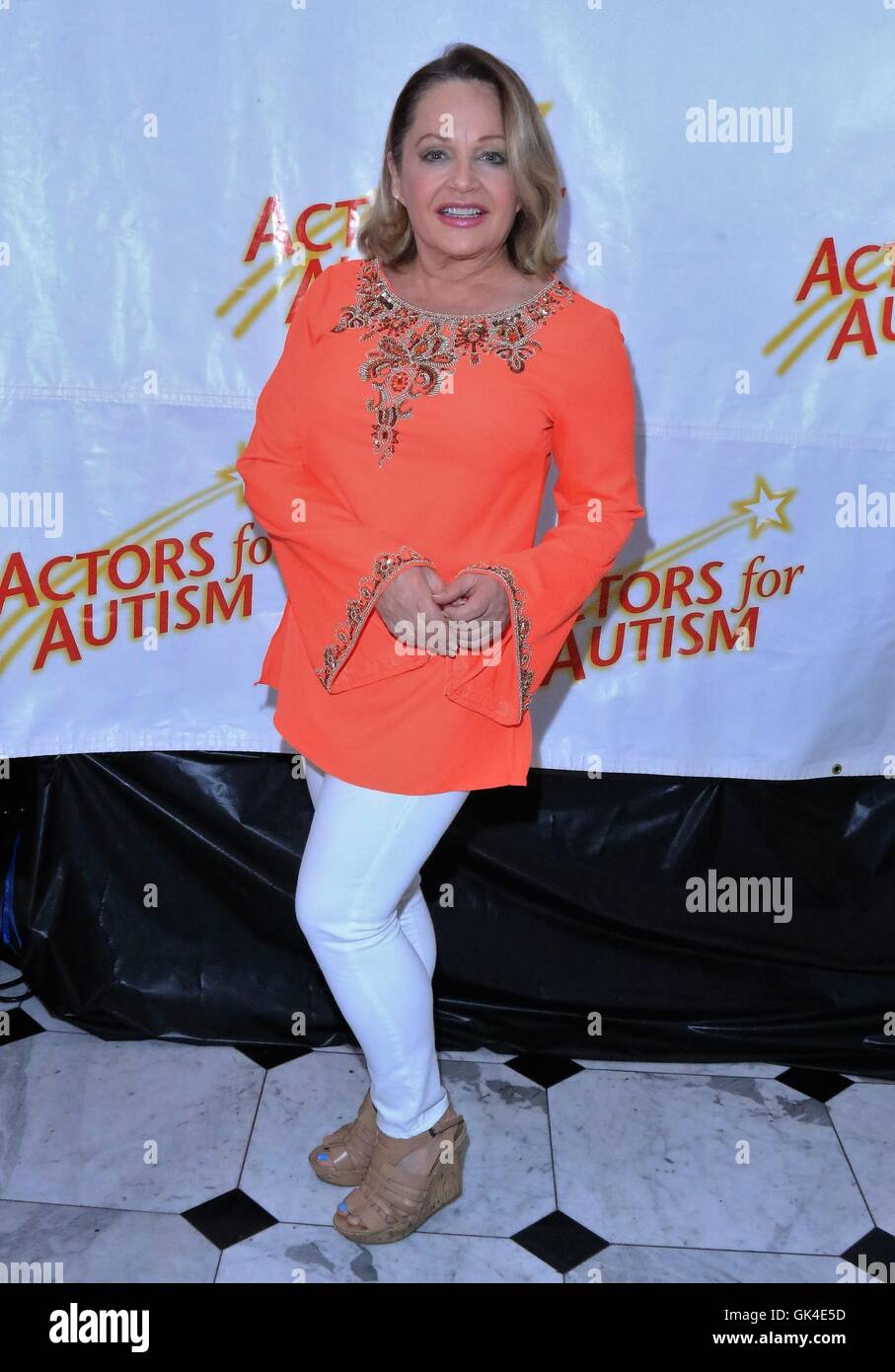 Beverly Hills vertrauliche Host "Drag Queen Bingo" zugunsten der ...