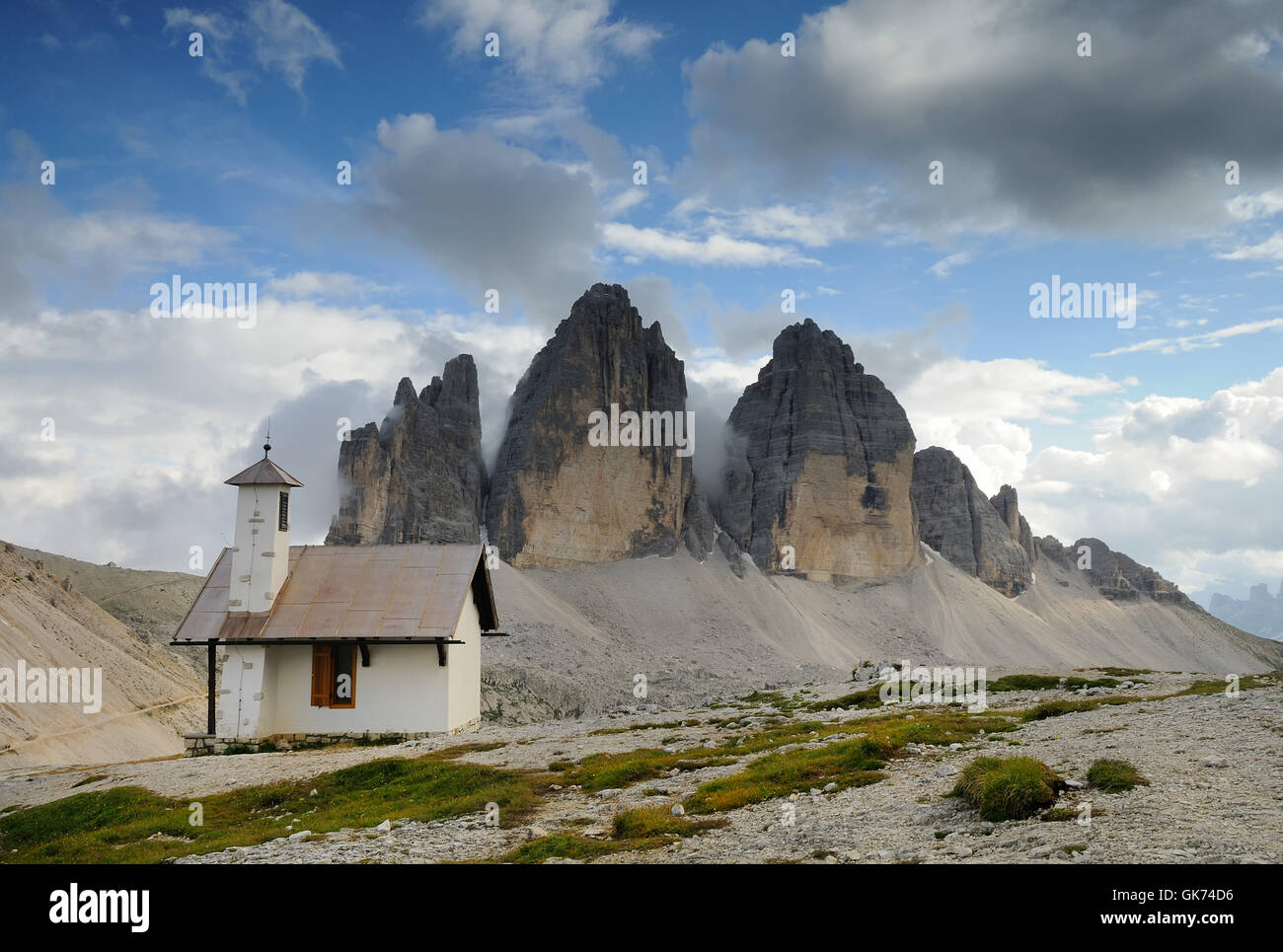 Dolomiten kapelle dolomites chapel -Fotos und -Bildmaterial in hoher ...