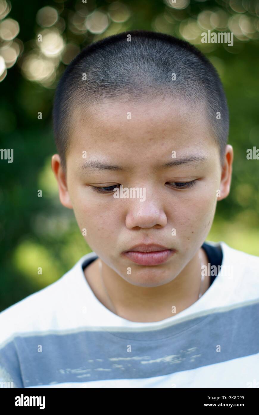 Mädchen kahl rasiert -Fotos und -Bildmaterial in hoher Auflösung ...