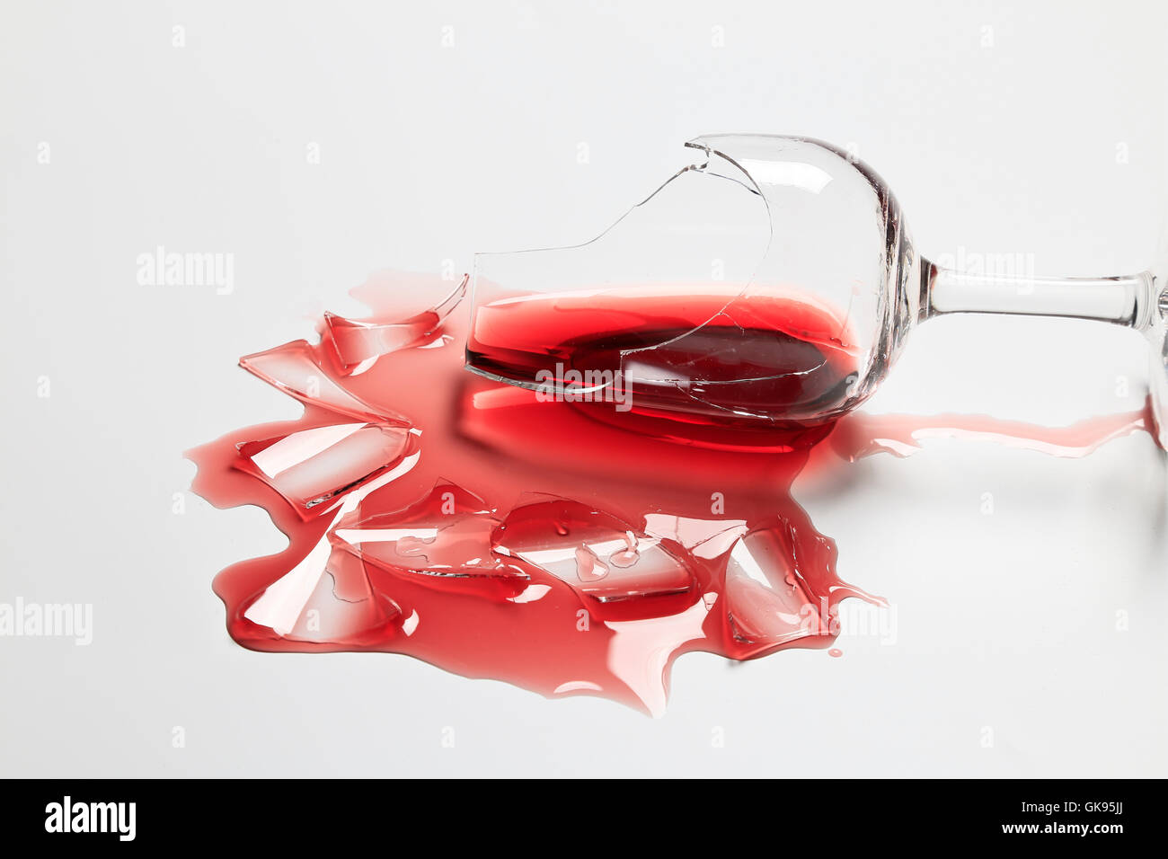 Broken red wine glass -Fotos und -Bildmaterial in hoher Auflösung – Alamy