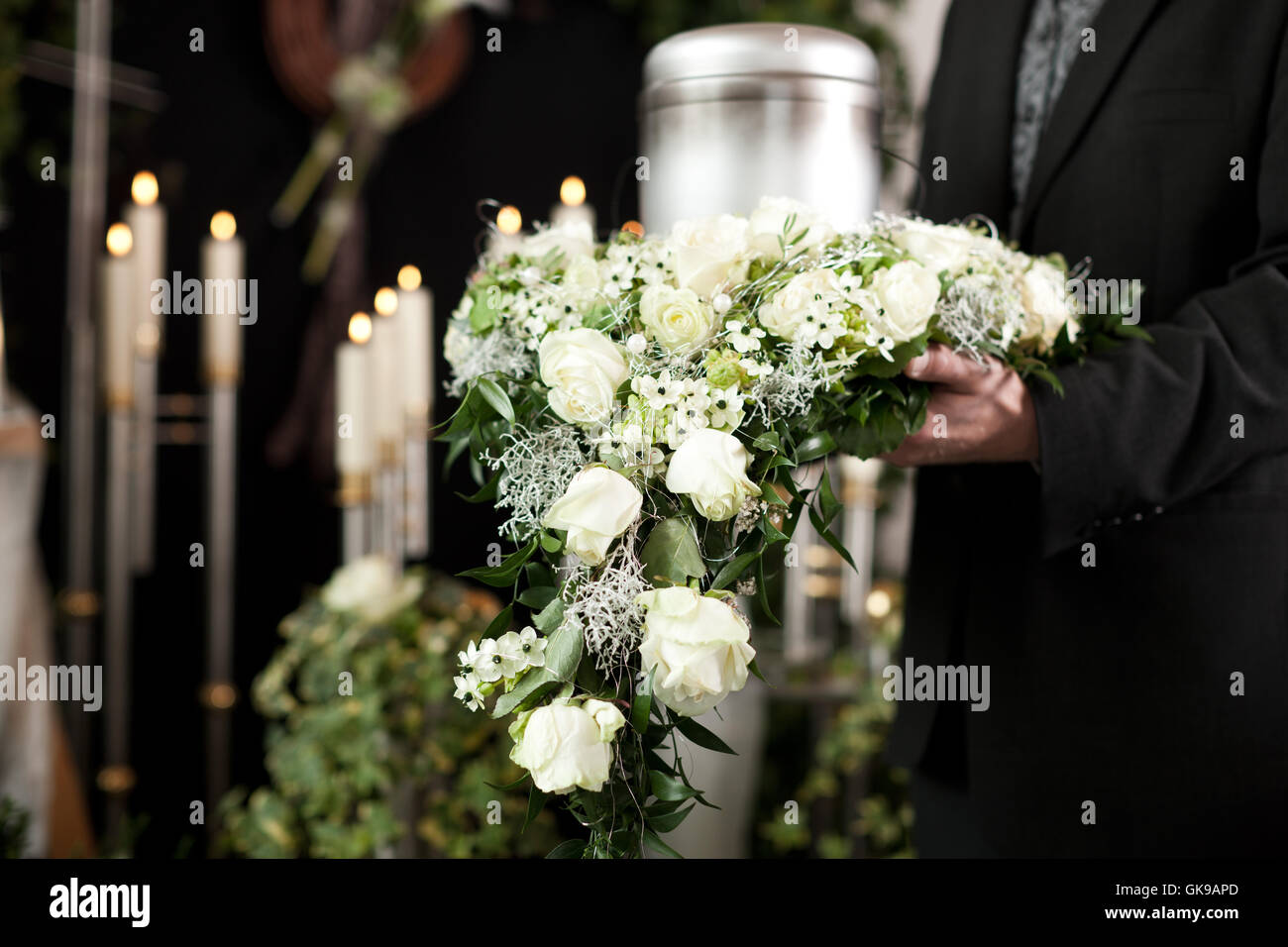 Funeral flowers -Fotos und -Bildmaterial in hoher Auflösung – Alamy