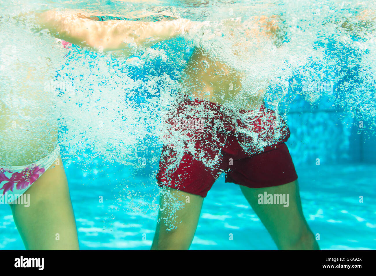 Frau schwimmt im pool unter wasser -Fotos und -Bildmaterial in hoher ...
