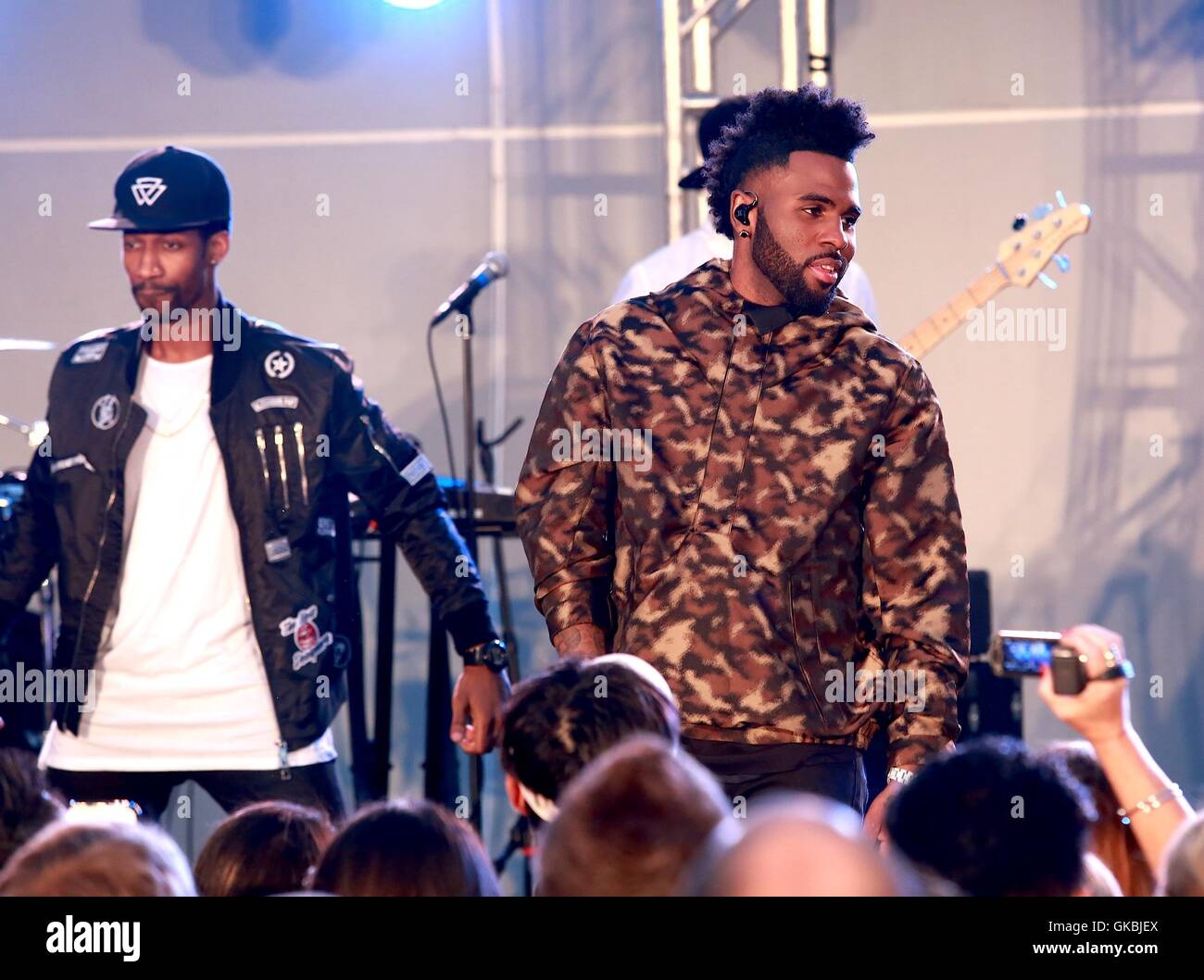 Jason Derulo führt auf der Bühne für Fans bei seinem Konzert auf dem ...