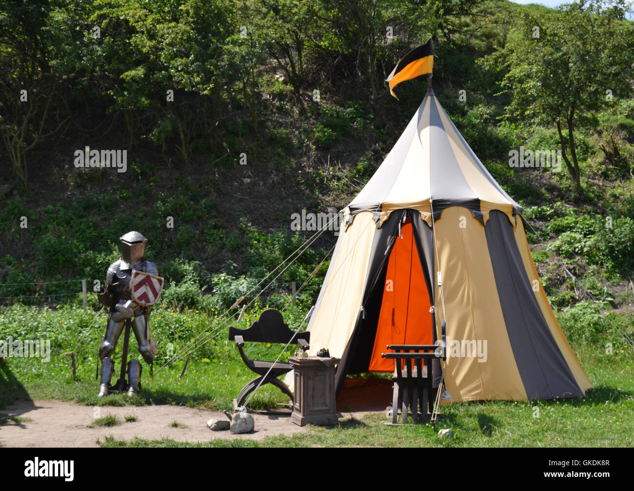 Die mittelalterliche Ritter Rüstung und Militär Camp in der Burg ...
