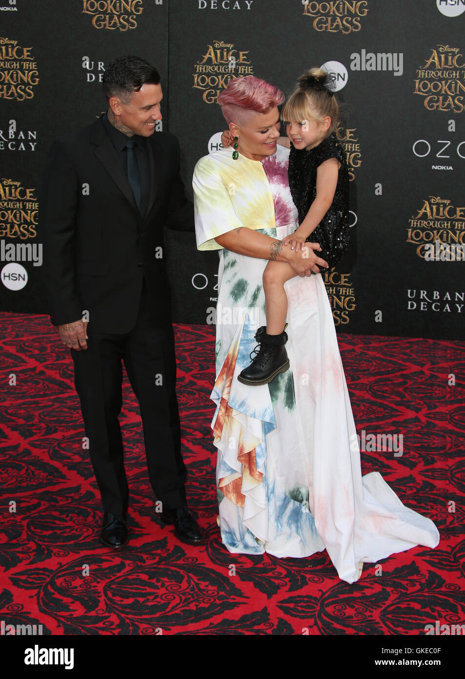 Premiere von Disneys "Alice Through The Looking Glass" - Ankünfte ...