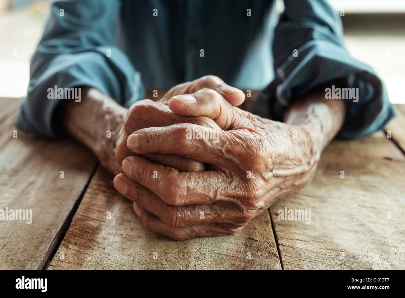 Arme falten -Fotos und -Bildmaterial in hoher Auflösung – Alamy