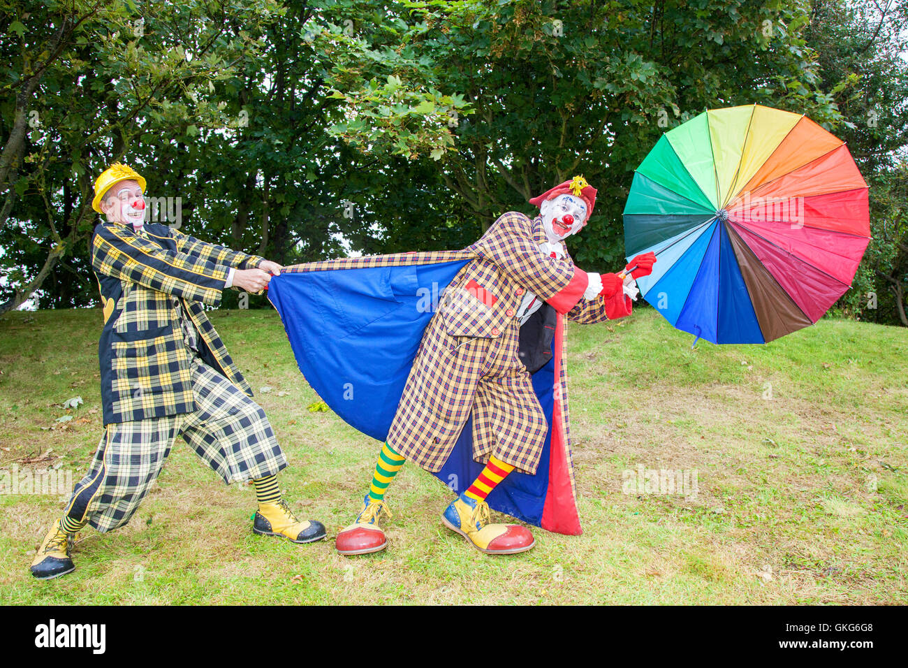 Funny circus clown falling on -Fotos und -Bildmaterial in hoher ...