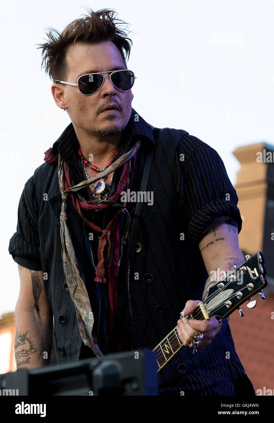 Johnny Depp spielt mit der Supergroup Hollywood Vampire bei Grona Lund ...