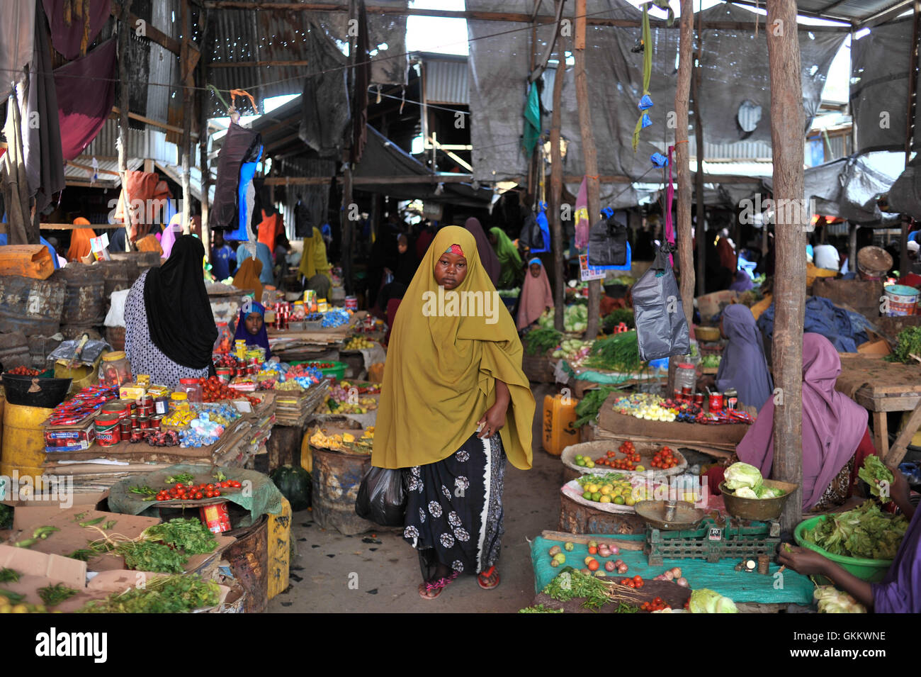Ein Shopper im Hamarwayne Markt in Mogadischu, Somalia am 4. Juli 2016 ...