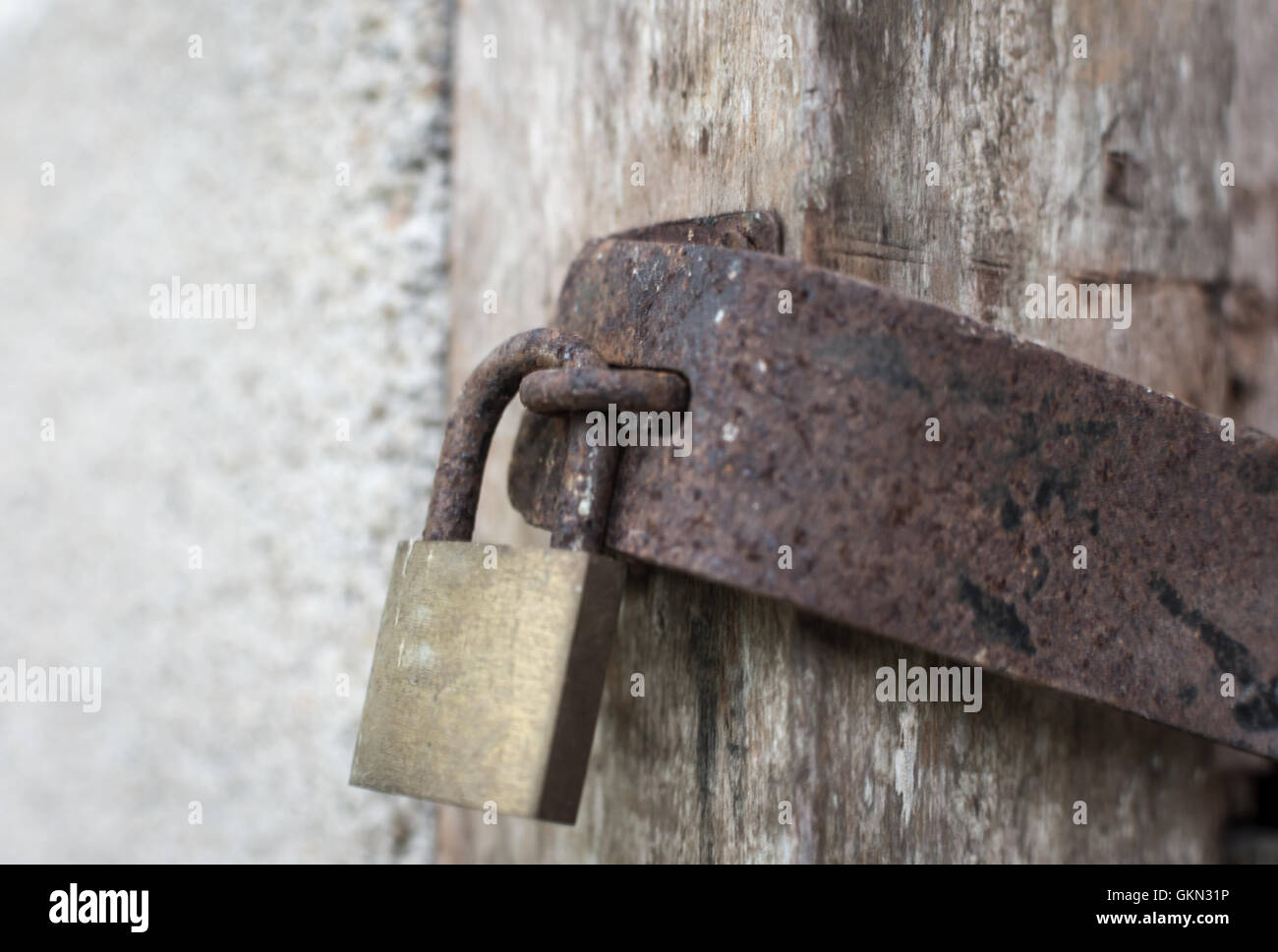 Antike Tür locker.old Vorhängeschloss Stockfotografie - Alamy