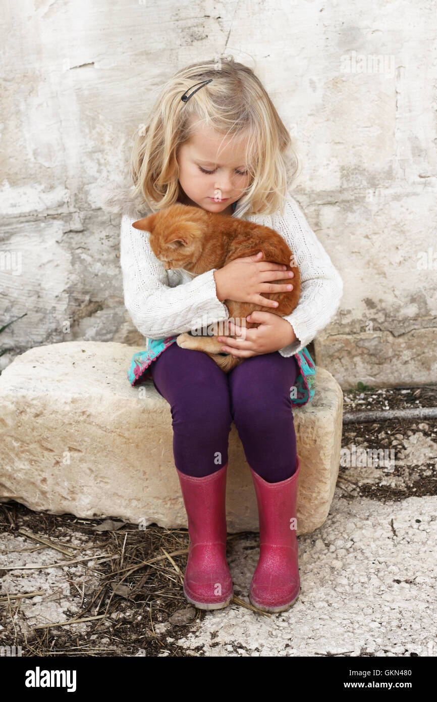 Kleines mädchen mit katze -Fotos und -Bildmaterial in hoher Auflösung ...