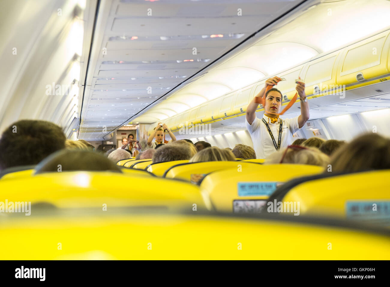 Flight steward -Fotos und -Bildmaterial in hoher Auflösung - Seite 3 ...