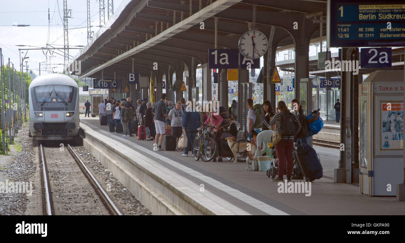 Deutsche bahn bahnsteig -Fotos und -Bildmaterial in hoher Auflösung – Alamy