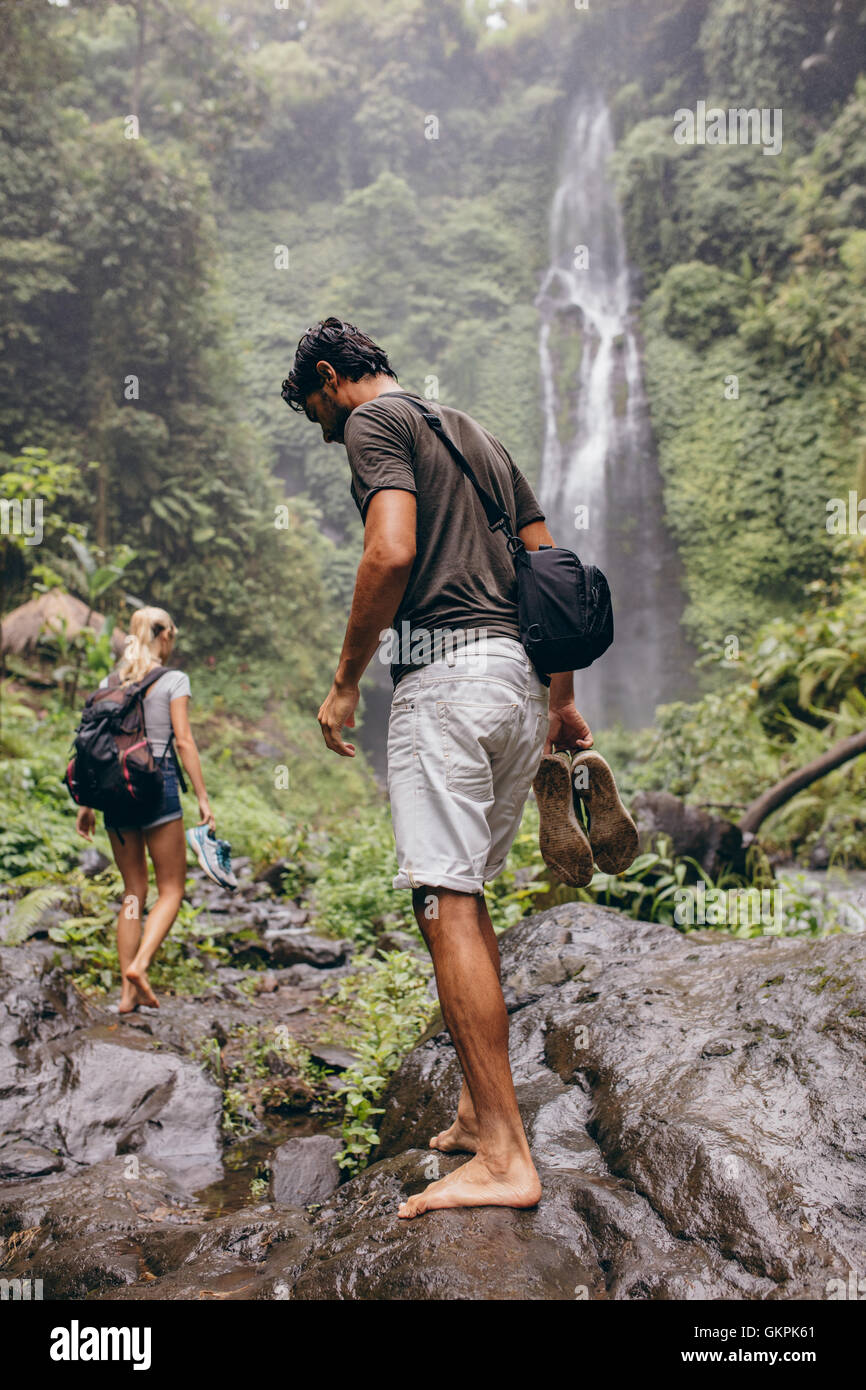 Wanderer auf wanderweg durch den regenwald -Fotos und -Bildmaterial in ...