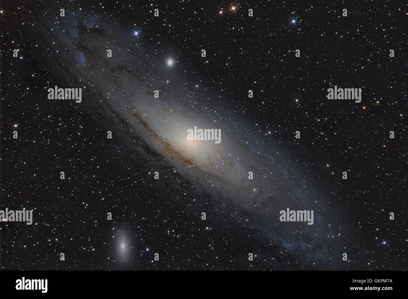 Andromeda-Galaxie (M31) und seine Satellitengalaxien (M32 und M110) im ...