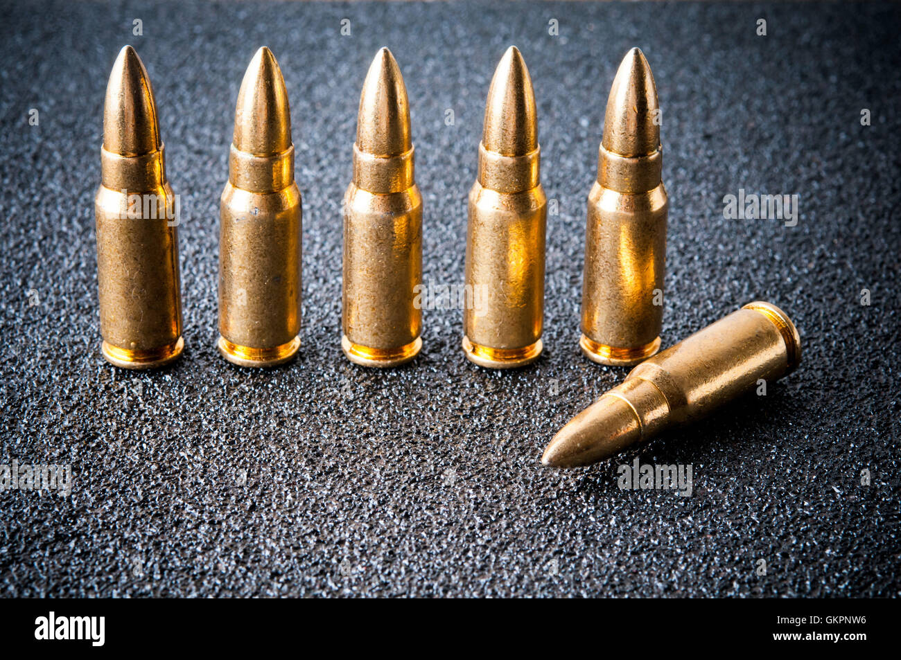 Kugeln und waffe -Fotos und -Bildmaterial in hoher Auflösung – Alamy