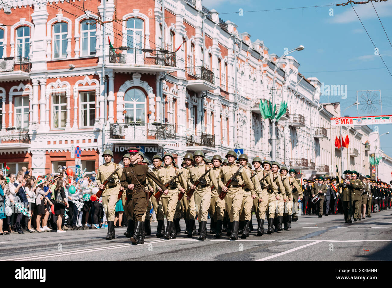 Marschieren bewaffneten Soldaten Formation mit dem Offizier im Kopf ...